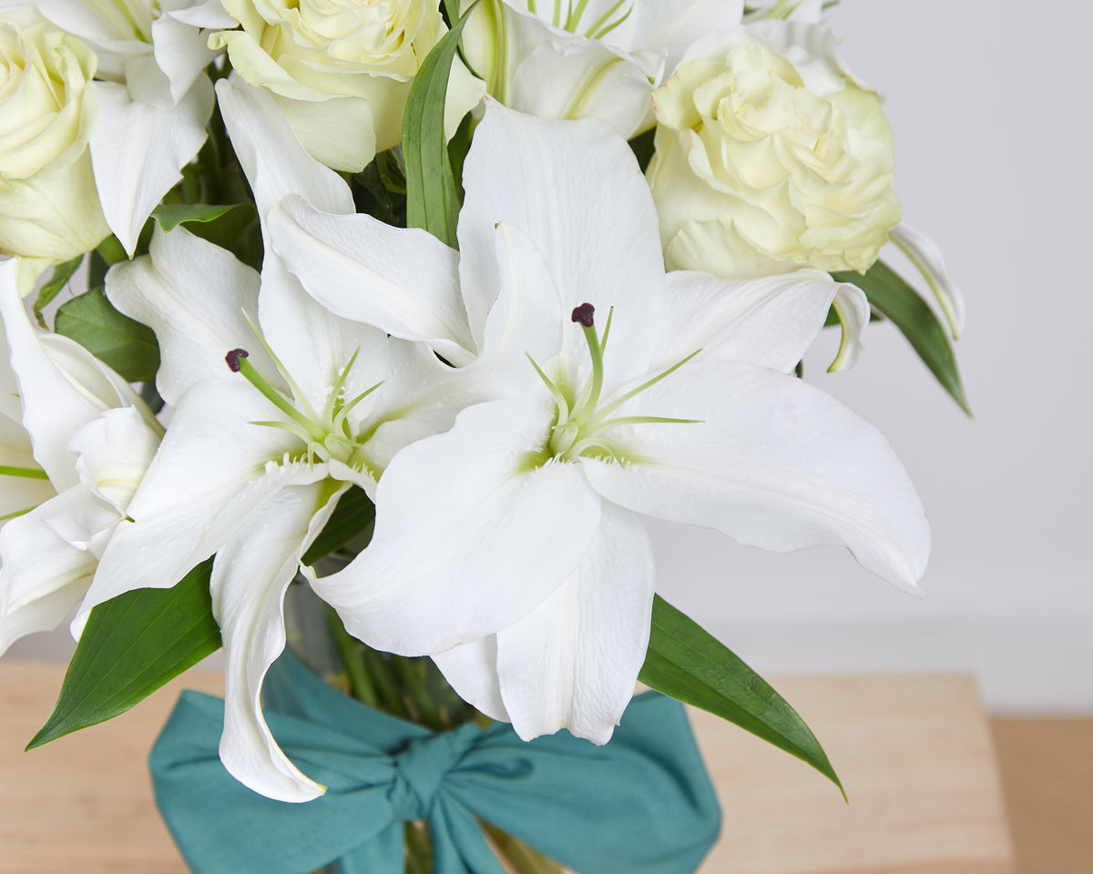 Luxury Scented White Rose & Lilies